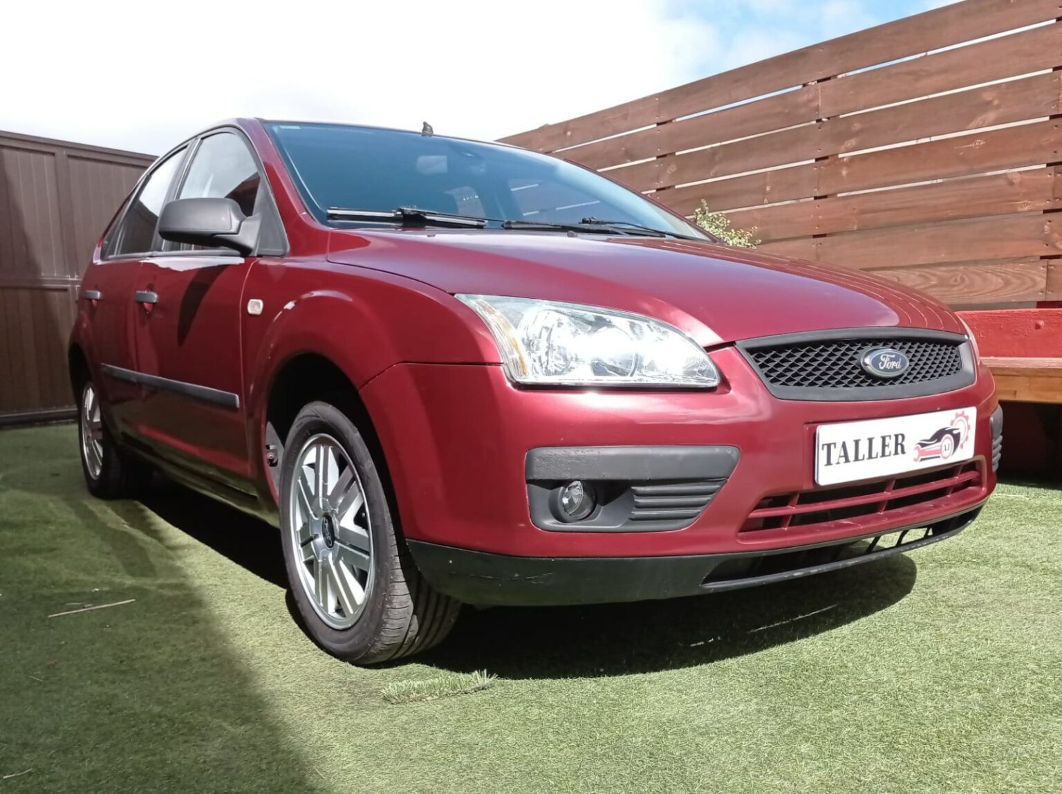 FORD FOCUS - AÑO 2005 - COLOR VINOTINTO (VENDIDO) - Taller Automotriz AJ